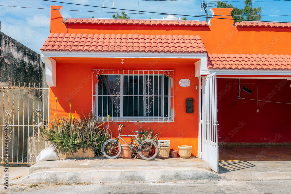 Bright orange house - bright architecture in Mexico foto de Stock ...