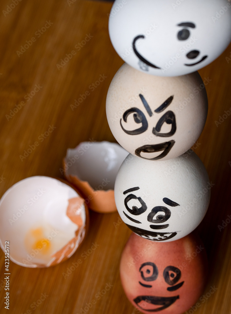 Foto de Pyramid of eggs, scared faces drawings, crazy eggs with human ...