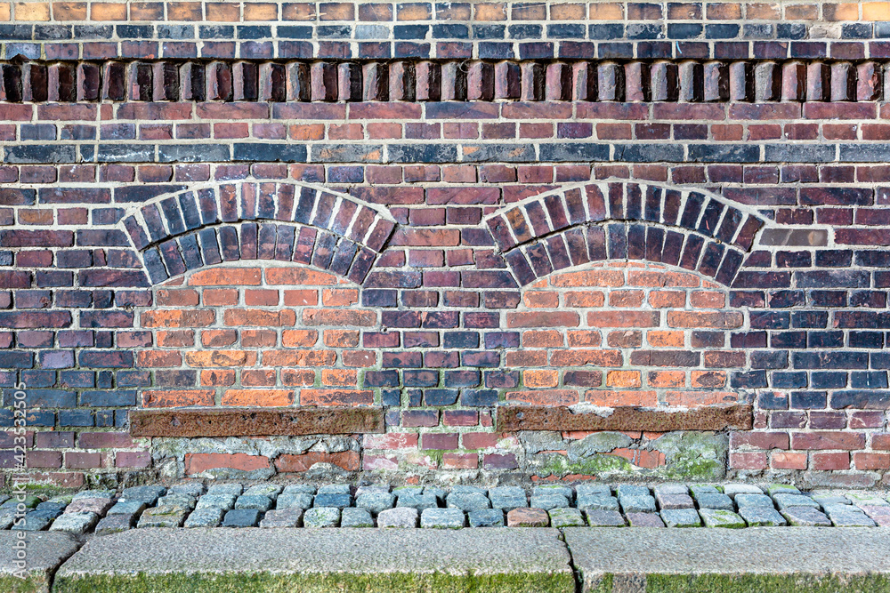 Fassade aus Ziegel mit zugemauerten Fenster und Fußweg Stock-Foto ...