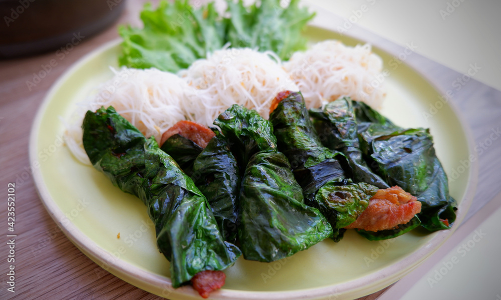 Foto de Vietnamese local food, Chaplu leaves (Wild betal) with fried ...