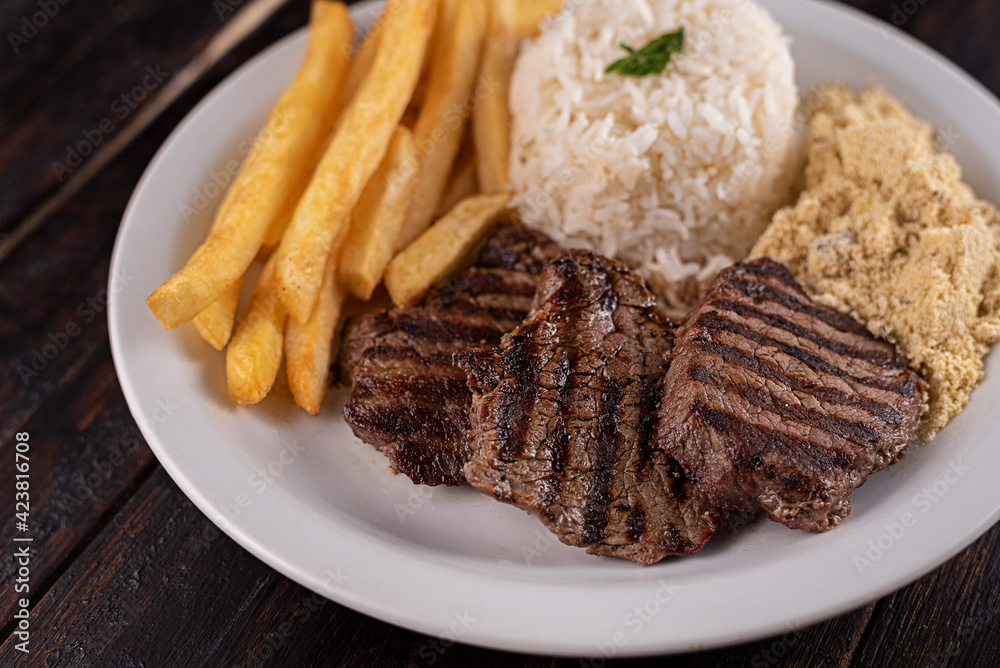 Refeição - Prato Feito - Bifé de file mignon, batata frita, arroz ...