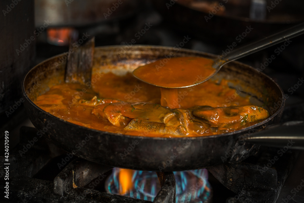 El pescado sudado es una receta original de Perú y se utilizan pescados ...