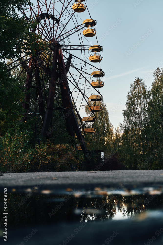 Chernobyl Ferries Wheel fairground - Autumn in Pripyat, Ukraine Stock ...