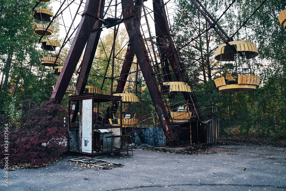 Chernobyl Ferries Wheel fairground - Autumn in Pripyat, Ukraine Stock ...