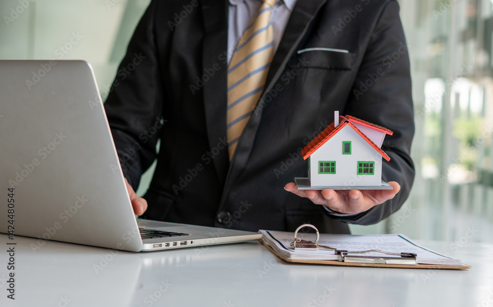 Buying a Home or Insurance, an insurance agent explains the lease ...