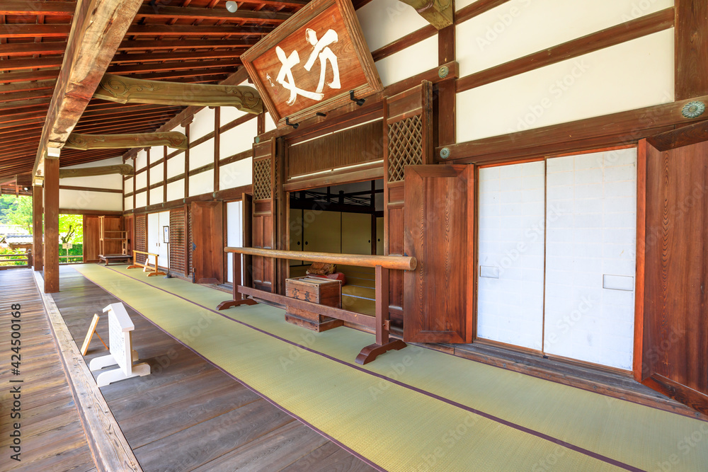 Foto de Kyoto, Japan - April 27, 2017: Tenryu-ji Temple, Arashiyama ... Foto de Kyoto, Japan - April 27, 2017: Tenryu-ji Temple, Arashiyama ...