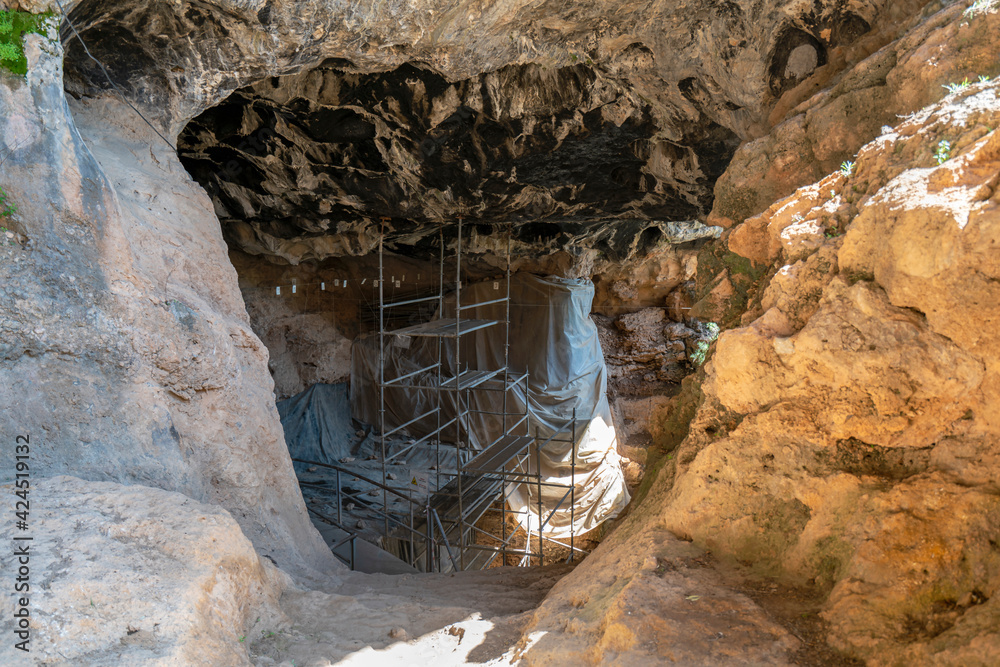 Foto de Karain Cave (Karain Mağarası) is a Paleolithic archaeological ...