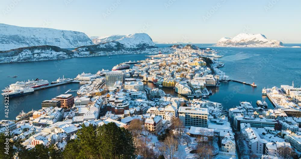 Video „Static time lapse of winter wonderland Alesund, Norway's most ...