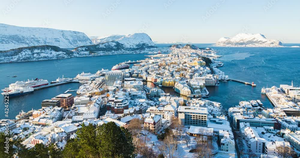 Video „Amazing static time lapse of winter wonderland Alesund, Norway's ...