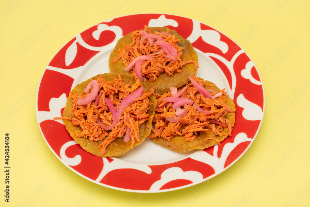 Panuchos yucatecos con cebollita morada picante, una Comida tradicional ...