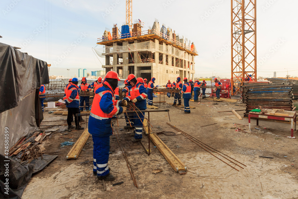 Zdjęcie Stock: Bar bender fixing steel reinforcement for house concrete floor slab. construction ...