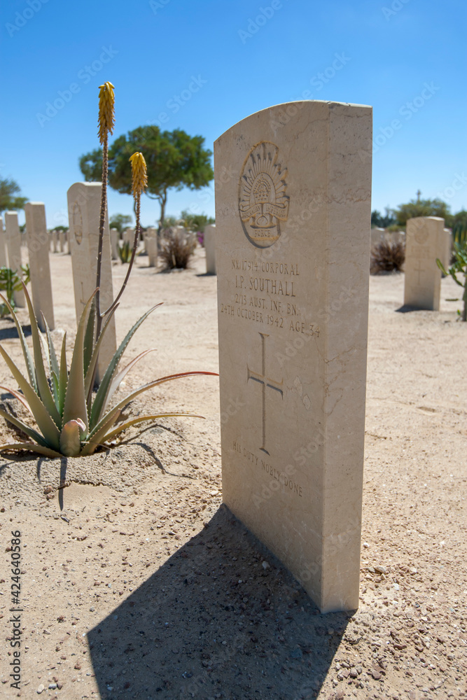 Foto de Australian Imperial Force war graves at El Alamein War Cemetery ...