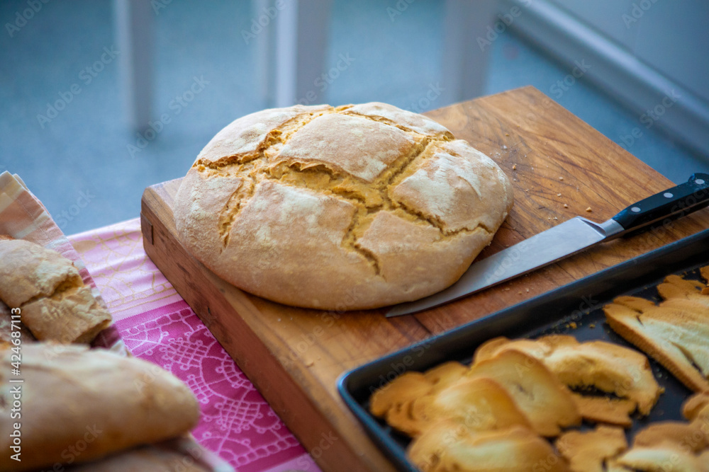 pan casero tradicional, hogaza al horno sobre tabla de madera con ...