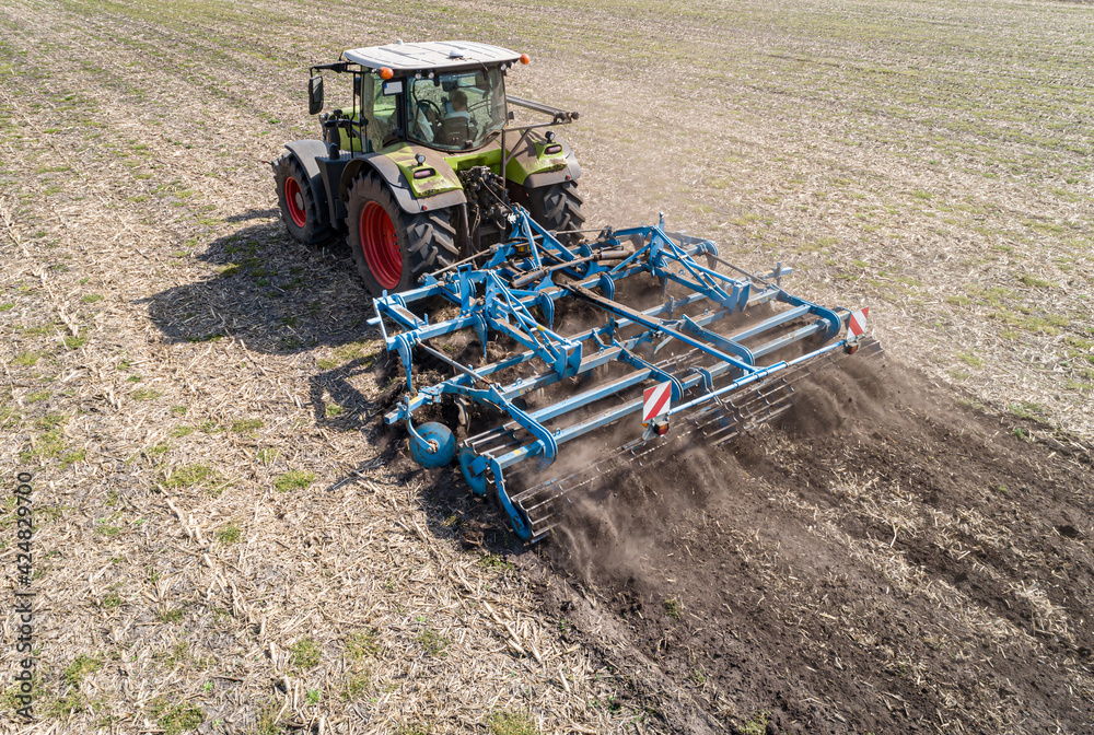 Ackerbau , Traktor mit Grubber bei der Bodenbearbeitung aus der ...