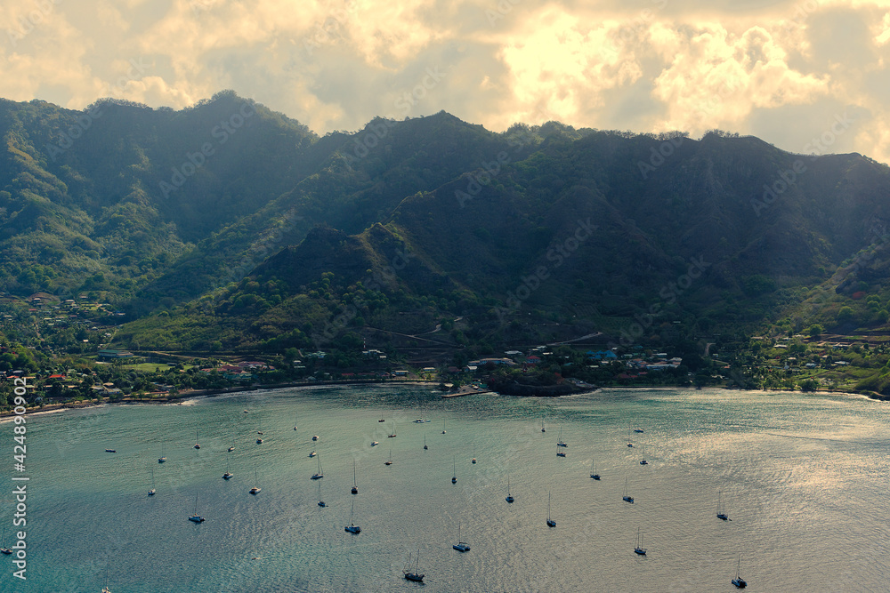 Montagnes de Nuku Hiva - iles marquises - polynesie francaise ภาพถ่าย ...