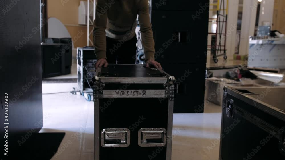 Stockvideo creating a structure for the stage. Metal structures that ...