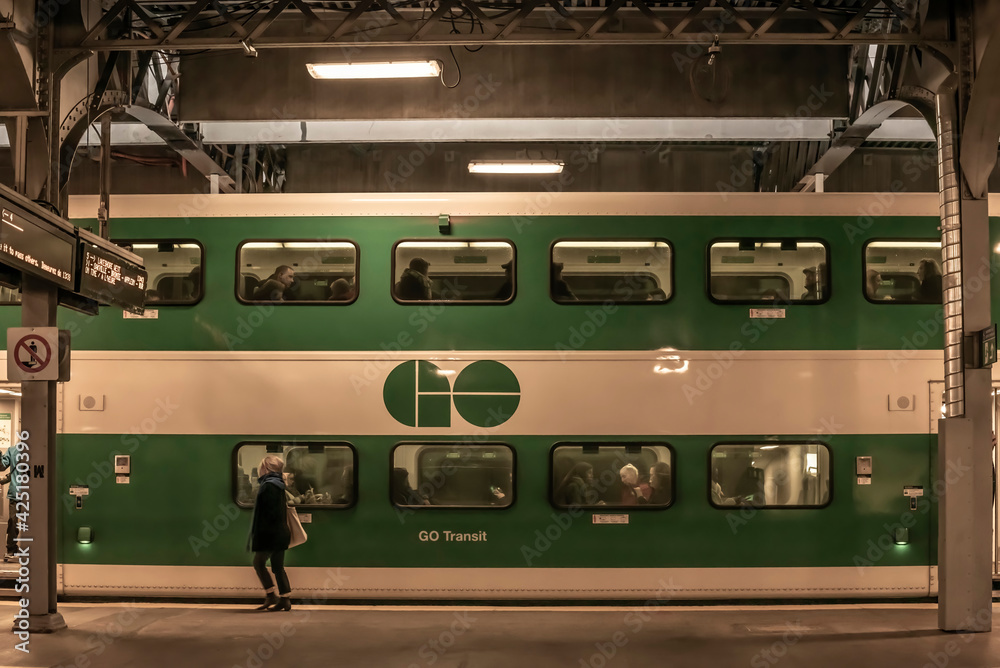 Foto de Passengers by boarding a GO train at Station in Toronto (ON ...