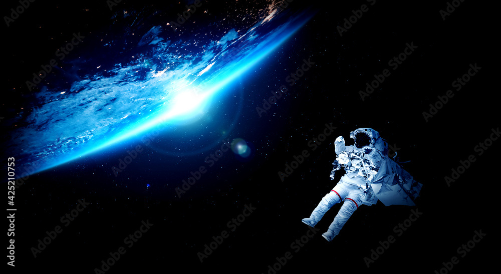Zdjęcie Stock: Astronaut spaceman do spacewalk while working for space ...