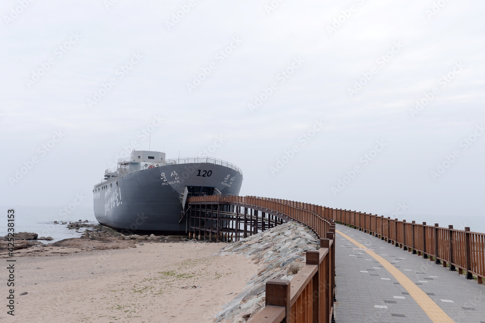 Foto de Memorial Hall of the Jangsa Landing Operation in Jangsa-ri ...