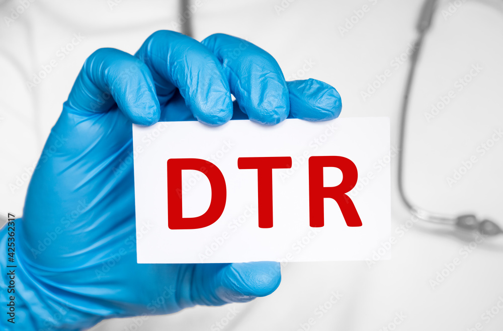 Stockfoto Doctor holding a card with text DTR Deep tendon reflexes ...