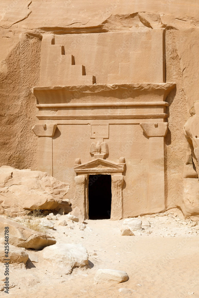 Foto de Jabal Al Banat, one of the largest clusters of tombs in Hegra ...