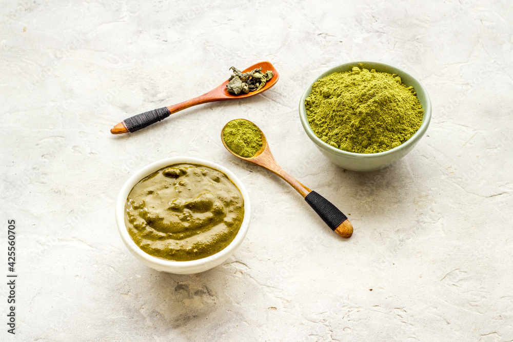 Henna powder and henna paste for herbal natural hair dye foto de Stock ...