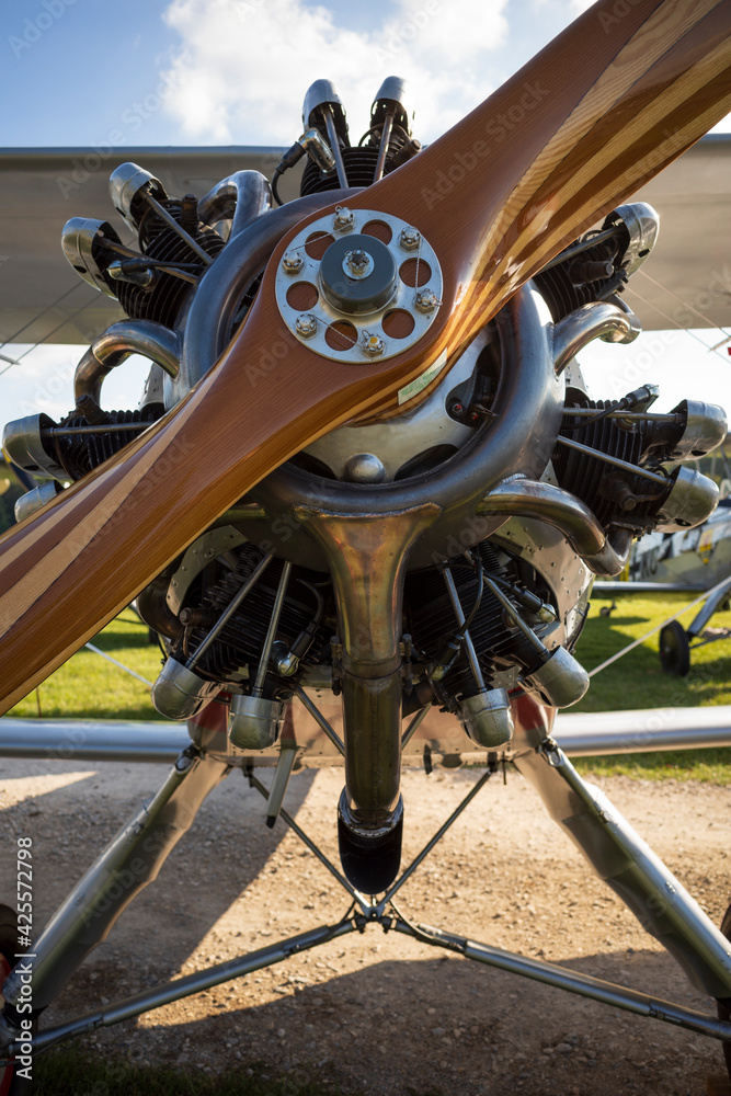 Aero piston engine in a radial arrangement on a classic biplane foto de ...