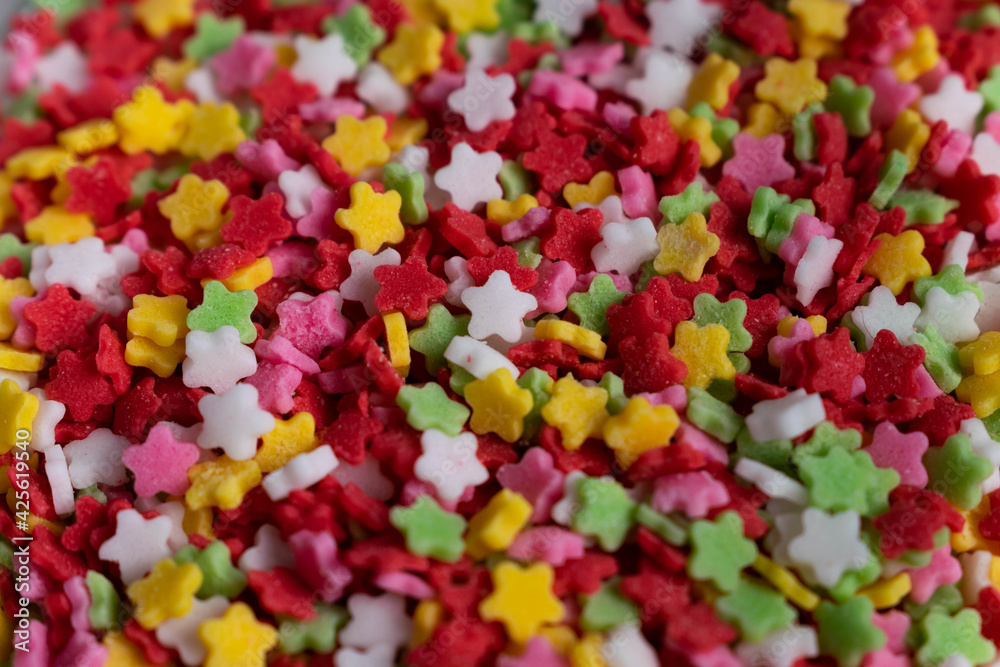 Foto de primer plano de estrellitas de colores echas con azúcar ...