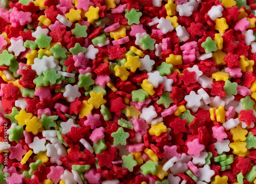 primer plano de estrellitas de colores echas con azúcar, utilizadas ...