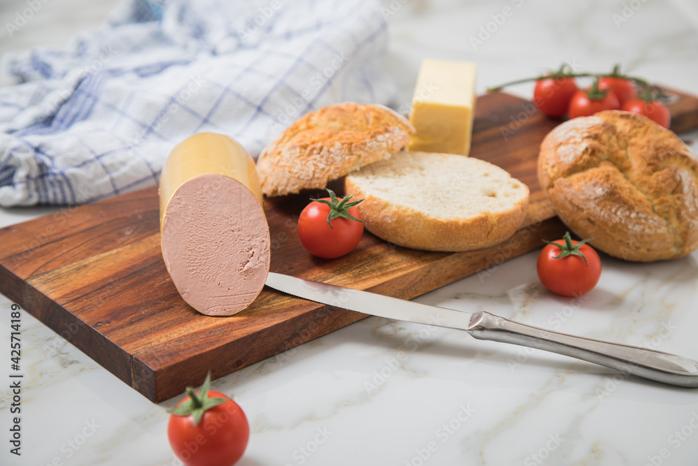 Feine Kalbsleberwurst auf Weizen Rosen Brötchen dazu Tomaten, Butter ...