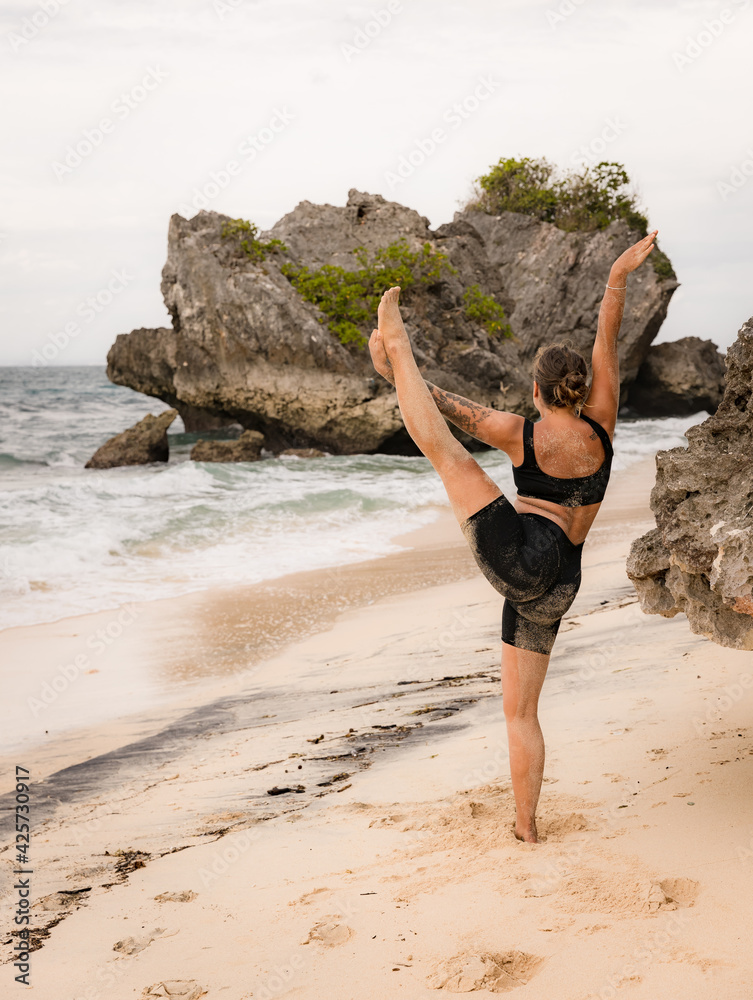 Yoga practice. Caucasian woman practicing Samsahate Hanumanasana ...