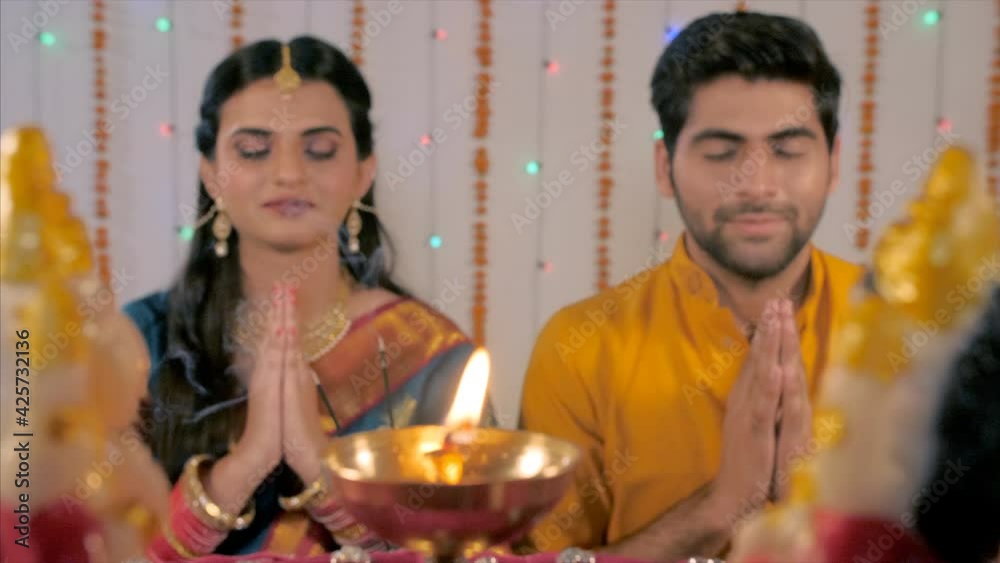 Vidéo Stock Modern Indian couple doing the traditional Diwali puja ...