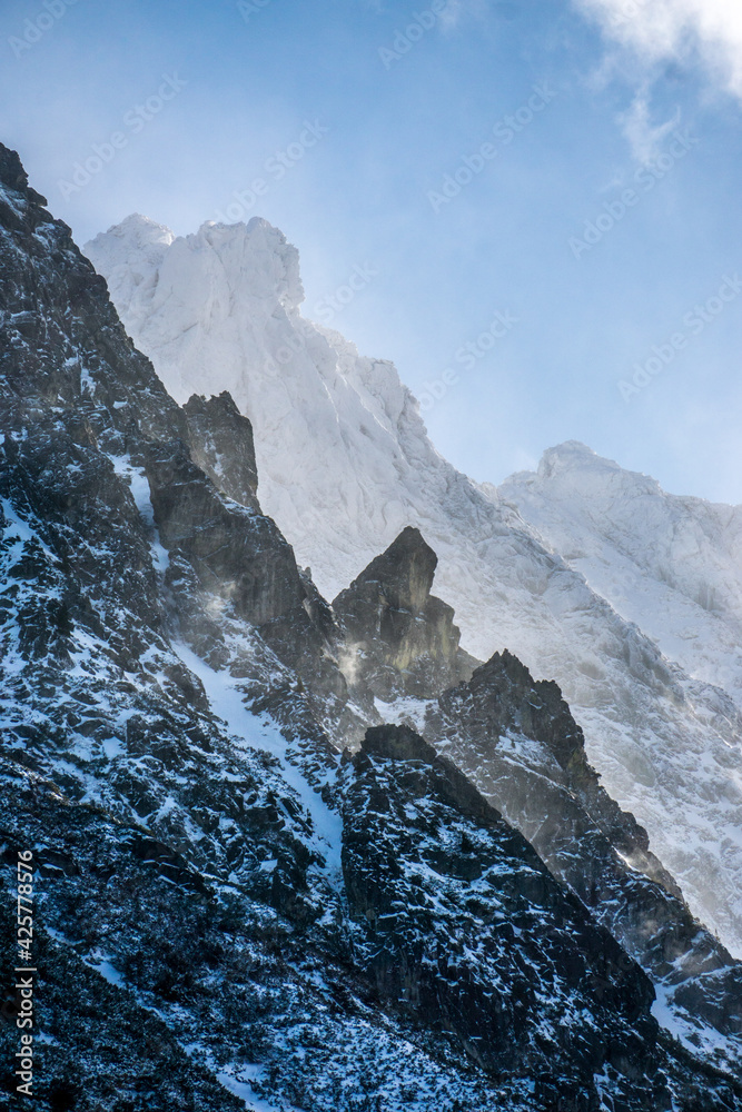 Widoki ze szlaku do Morskiego Oka w Tatrach Polskich Stock Photo ...