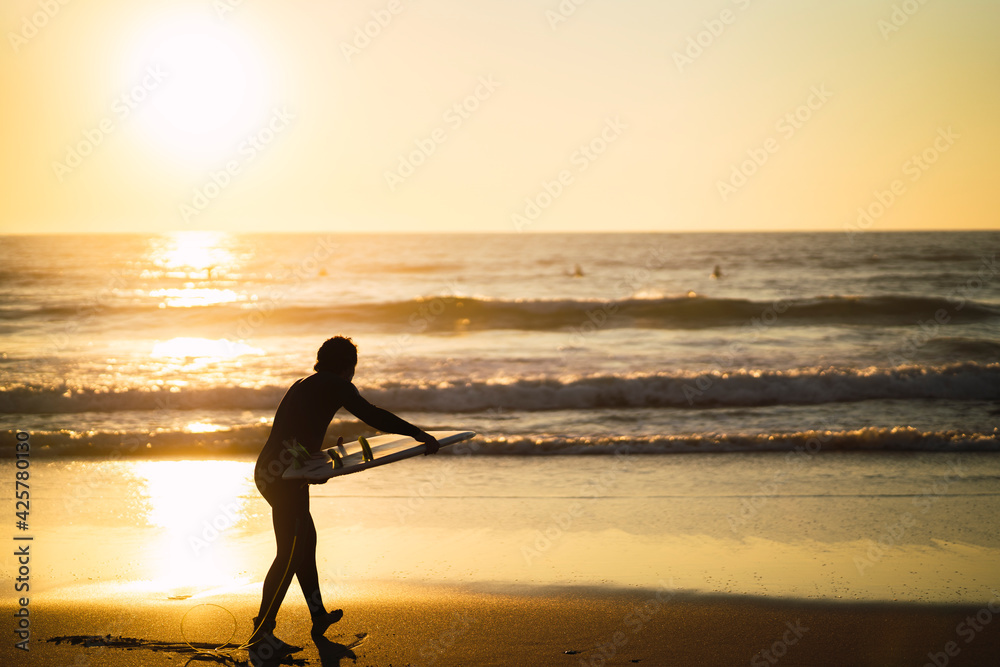 Siluetas de gente surfeando en las playas de EL palmar en cadiz Stock ...