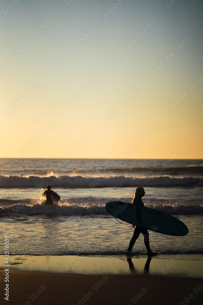 Siluetas de gente surfeando en las playas de EL palmar en cadiz Stock ...