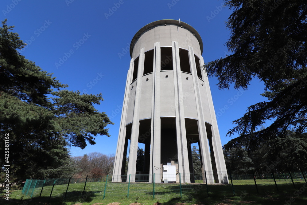Le château d'eau de Bron dans le parc de Parilly, construit en 1954 ...