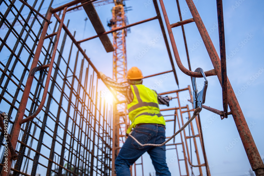 Working at height equipment constructive. Fall arrestor device for ...