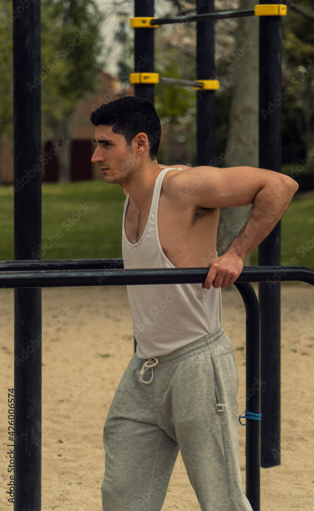 HOMBRE HACIENDO EJERCICIO DE FONDOS, HOMBRE ENTRENANDO EN LAS BARRAS ...