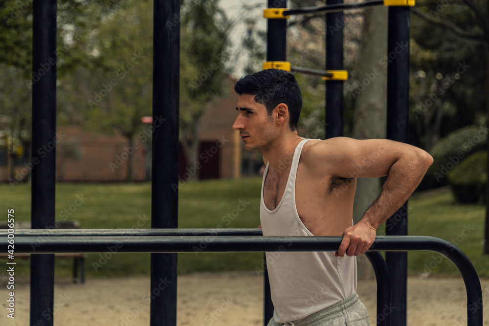 HOMBRE HACIENDO EJERCICIO DE FONDOS, HOMBRE ENTRENANDO EN LAS BARRAS ...