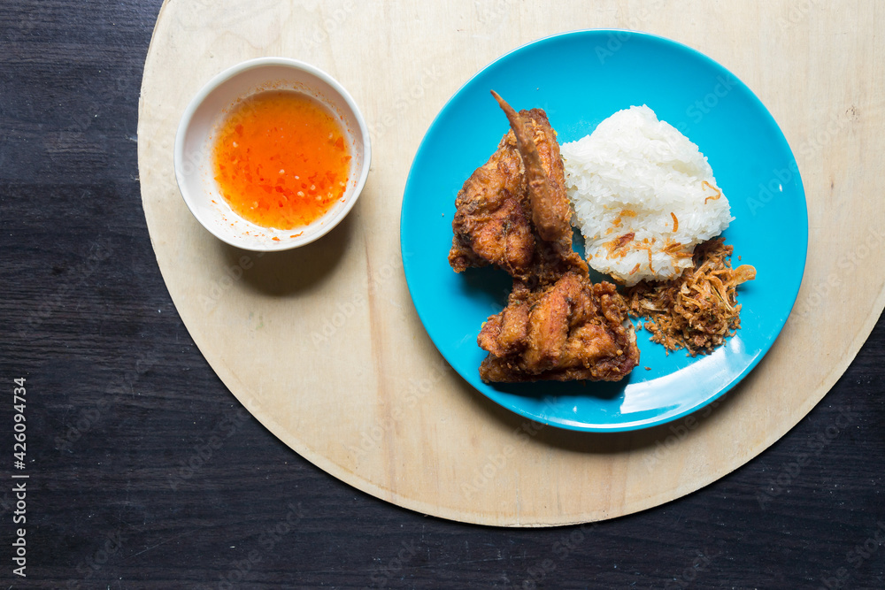 Stockfoto Top view Fried chicken and fried onion with sticky rice and ...