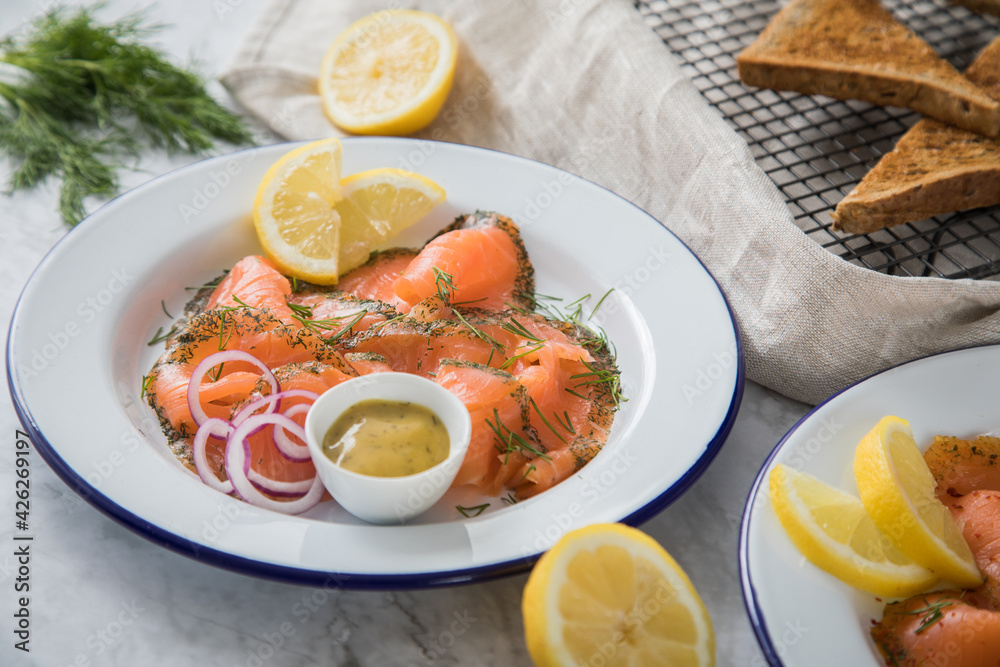 Gravlax Graved Lachs, ein roh gebeizter Fisch mit Dill auf Emaille ...