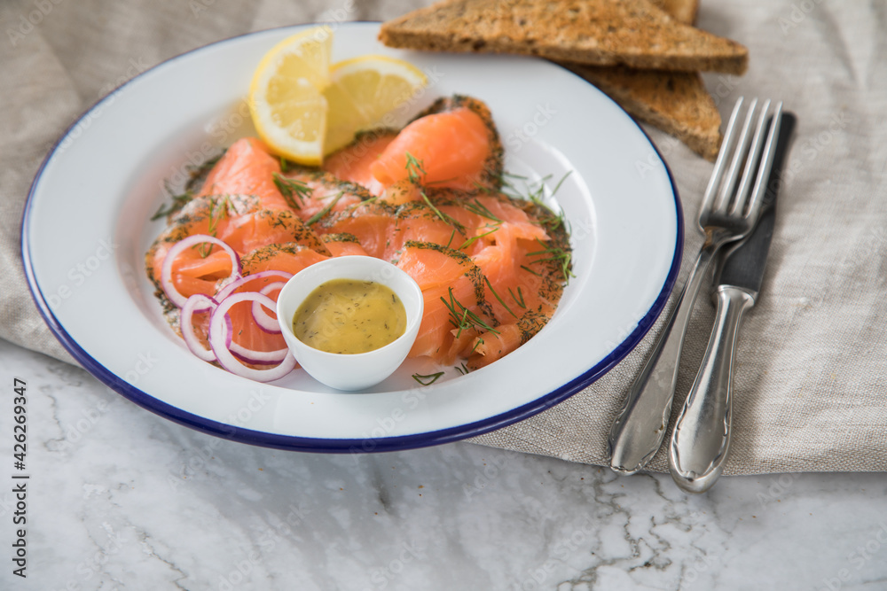 Gravlax Graved Lachs, ein roh gebeizter Fisch mit Dill auf Emaille ...