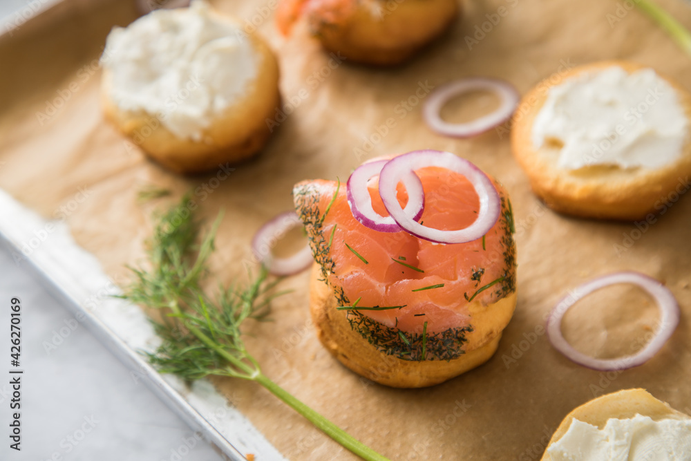Gravlax Graved Lachs, ein roh gebeizter Fisch mit Dill auf Brötchen mit ...