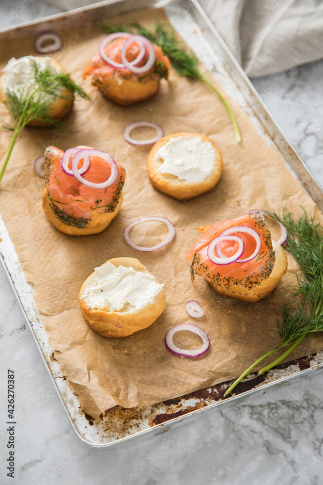 Gravlax Graved Lachs, ein roh gebeizter Fisch mit Dill auf Brötchen mit ...