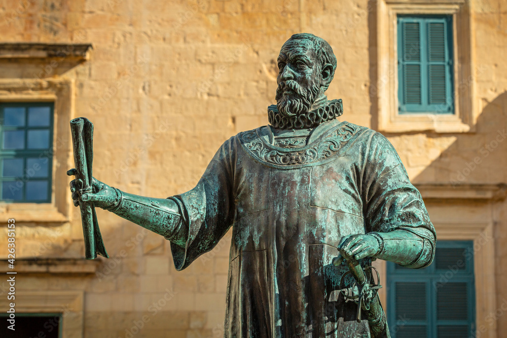 Foto de Valetta, Malta - January 11, 2019: Statue of Jean de Valette in ...