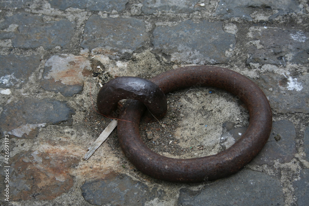 Anello da muro in ferro battuto antico per legare i muli e i cavalli ...