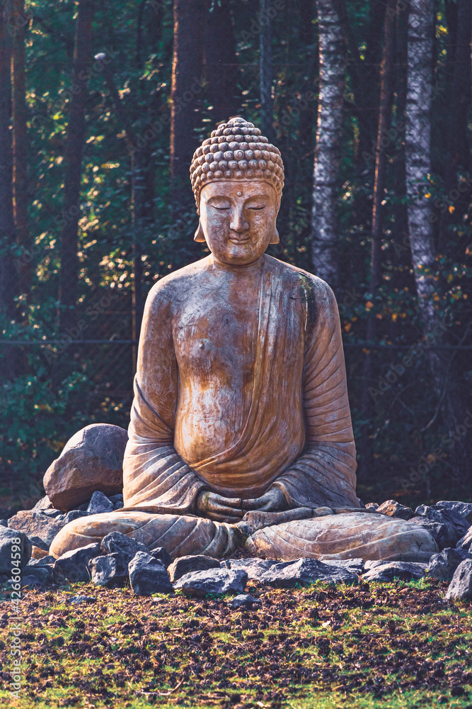 Statue und Mahnmal von Buddha in freier Natur bei strahlendem ...