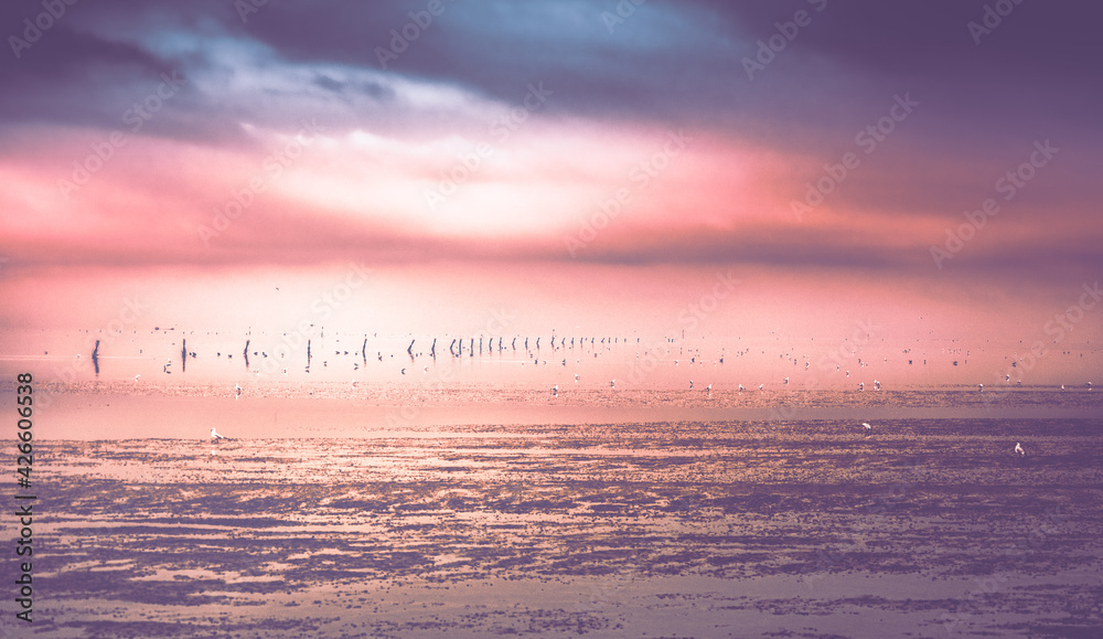 Surrealer Sandstrand von Cuxhaven an der deutschen Nordseeküste ...