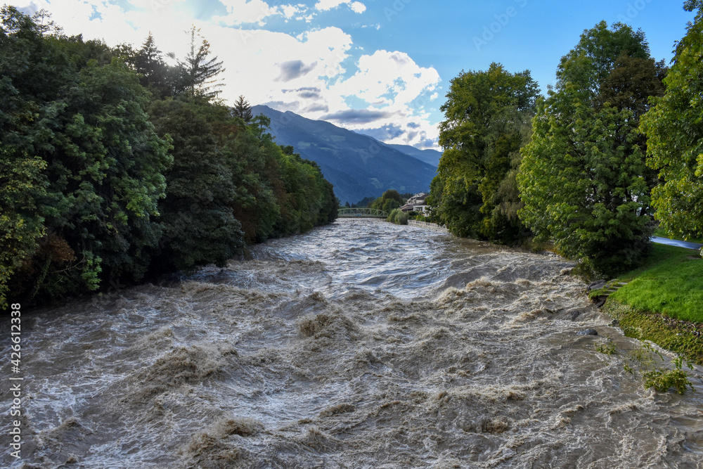 Hochwasser, Gefahr, Überschwemmung, Wasser, Isel, Osttirol, Fluß, Lienz, Ufer, Böschung ...