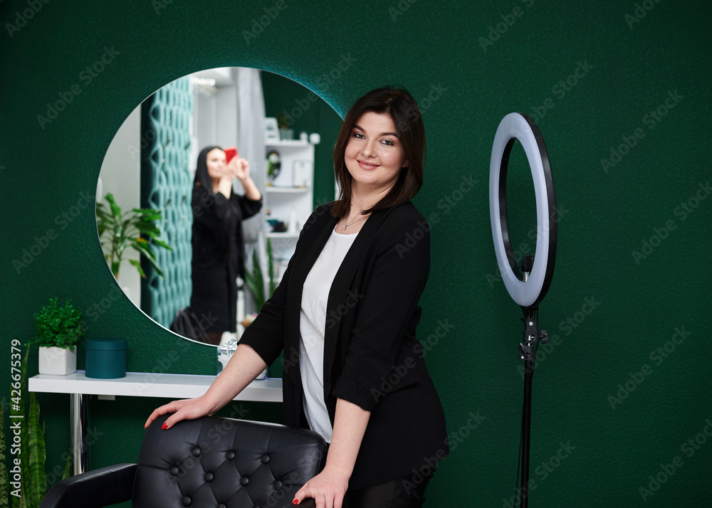 Foto de Portrait of professional hairdresser in beauty salon. Young ...